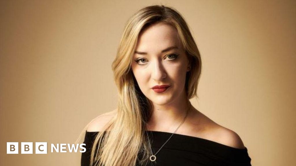 Scottish Singer Iona Fyfe Named University Of Aberdeen Rector Bbc News