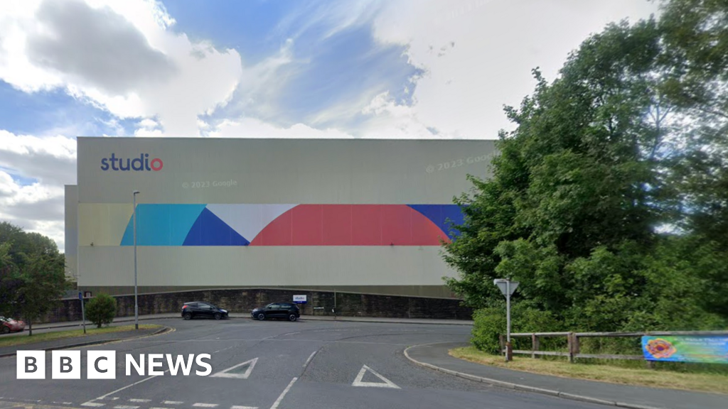 Online retailer in talks over job losses, says union - BBC News