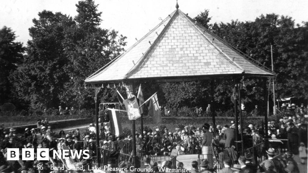 Warminster celebrates 100 years of lake pleasure grounds - BBC News
