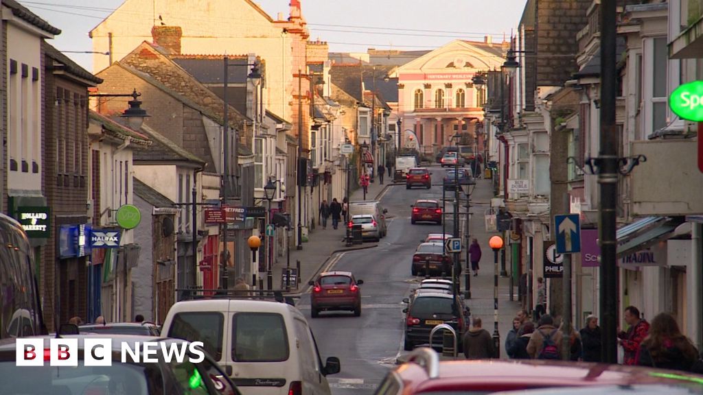 Camborne and Redruth: Battle lines drawn in key Cornish seat - BBC News
