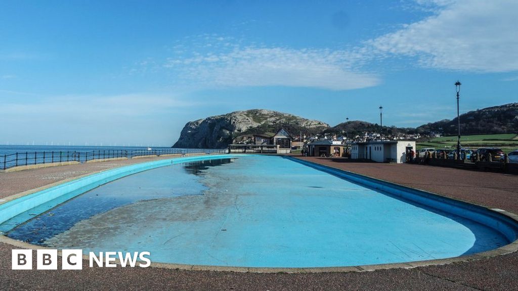 Conwy: Slippery swimming pool to re-open after U-turn - BBC News