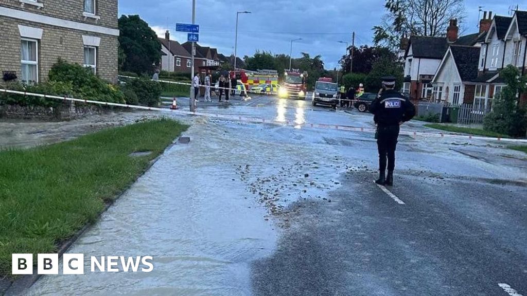 Peterborough road flooded by burst water main set to reopen - BBC News