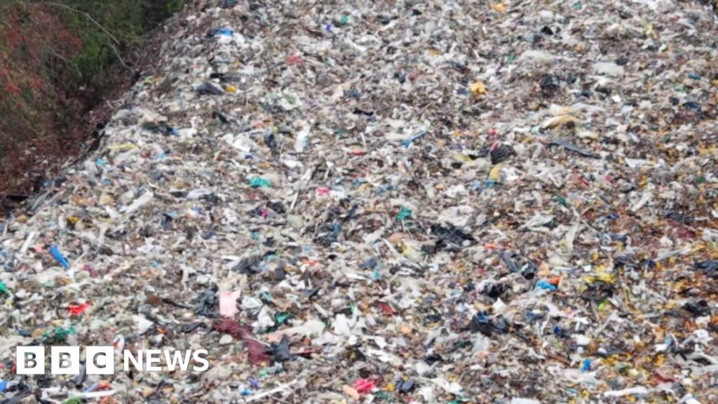 Fly-tippers dump a mountain of waste in a field near Kidlington. - BBC News