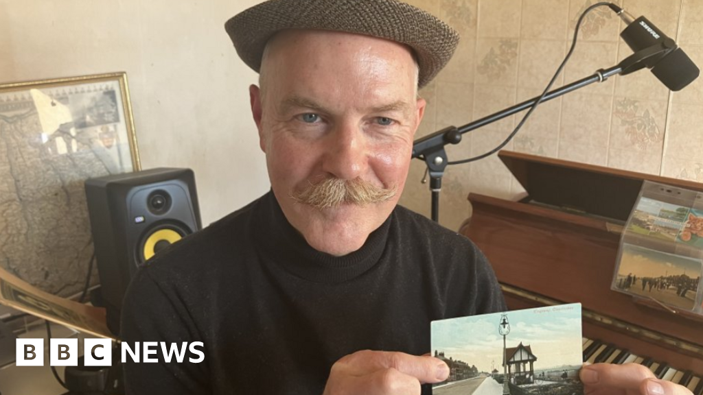 The old Cleethorpes postcards being turned into song - BBC News