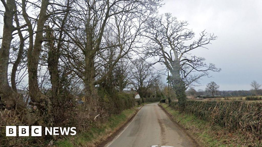 Wrexham: Man dies at scene of car crash - BBC News