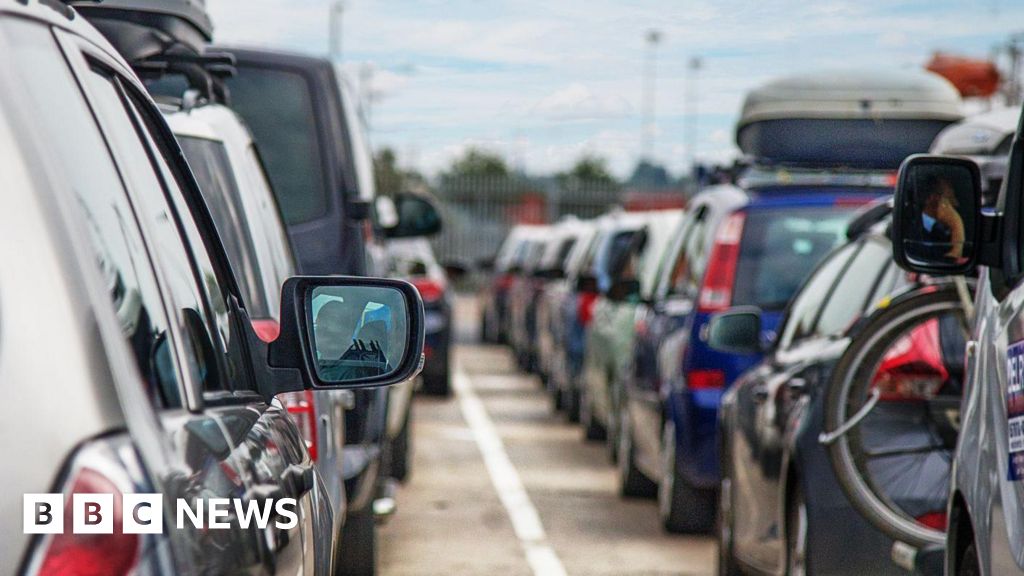 Surrey: A3 partially reopened after 'serious collision' - BBC News