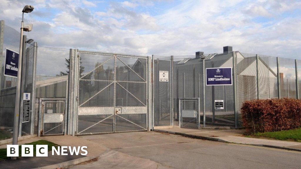 Doncaster prison officer 'prayed' to have inmate's babies - court