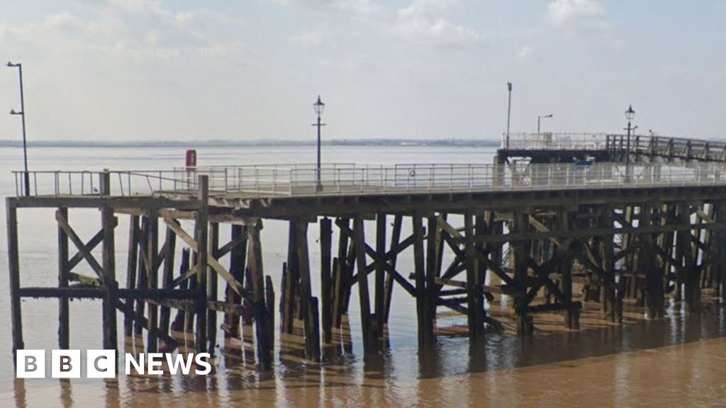 Council considers options for 200-year-old Victoria Pier in Hull - BBC News