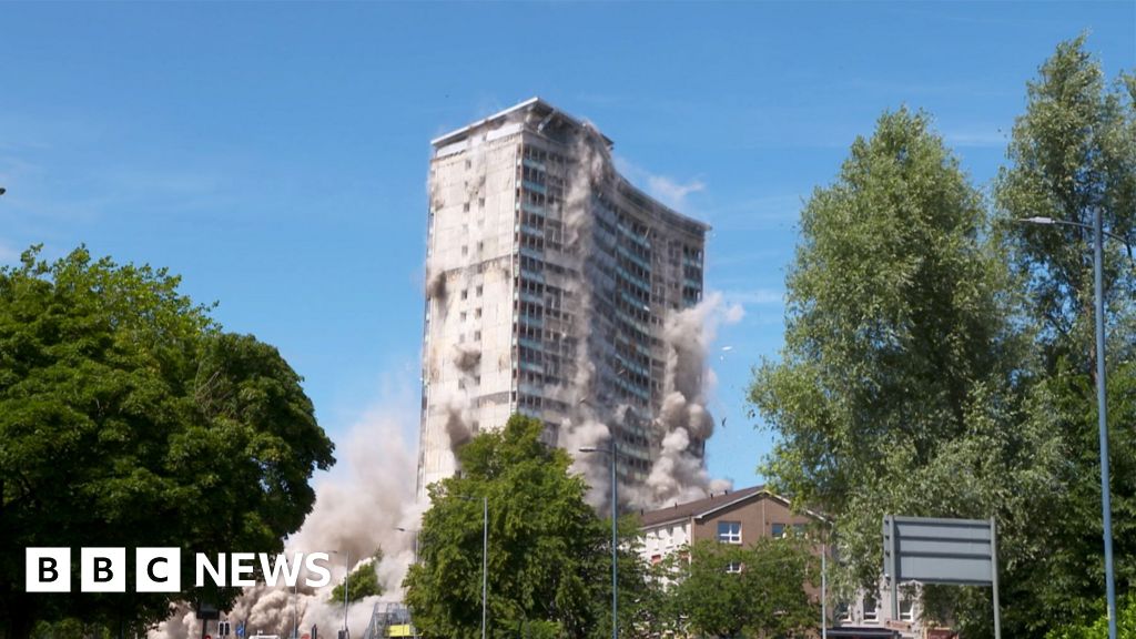 Watch as two Glasgow tower blocks are demolished - BBC News
