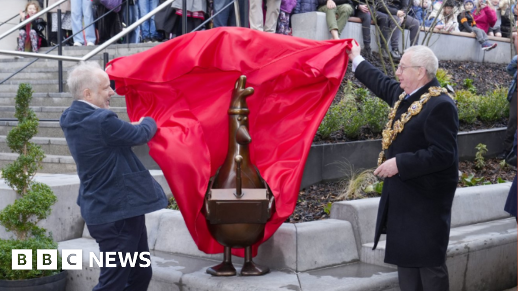 Wallace and Gromit: Feathers McGraw statue unveiled in Preston - BBC News