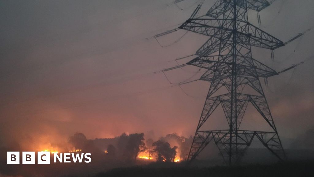 Highland fire crews battle wildfire near Cannich - BBC News