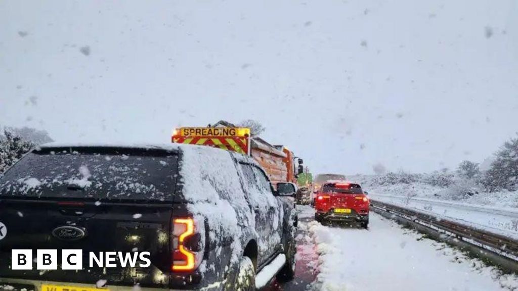New warnings after Cornwall hit by snow disruption - BBC News