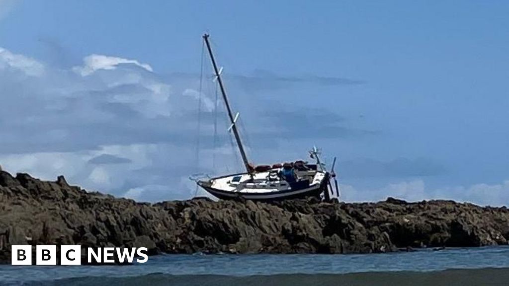 Search for missing yacht skipper called off in Cornwall - BBC News