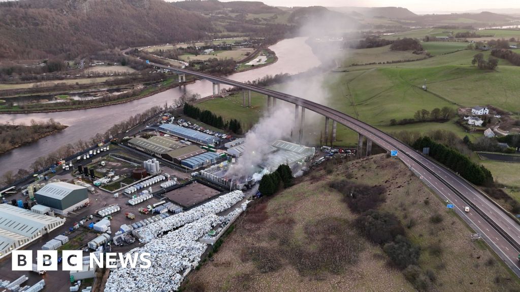 Drone footage shows Friarton Bridge recycling fire - BBC News