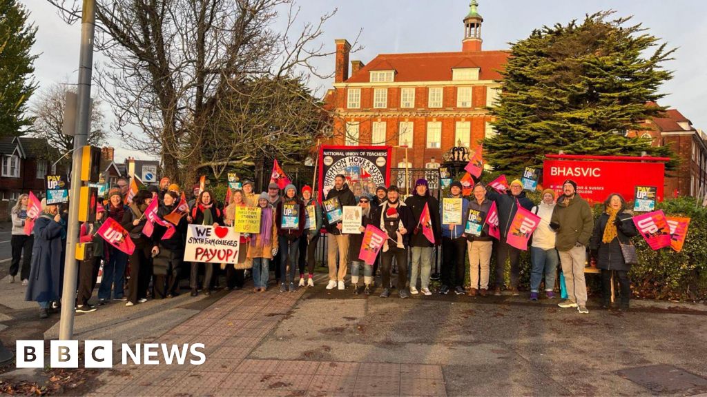 Sussex: Sixth form college staff strike over pay dispute