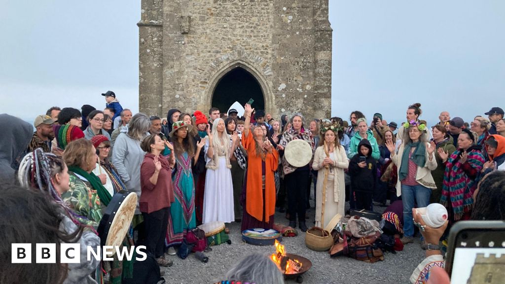 Hundreds gather to watch summer solstice sunrise at Glastonbury Tor