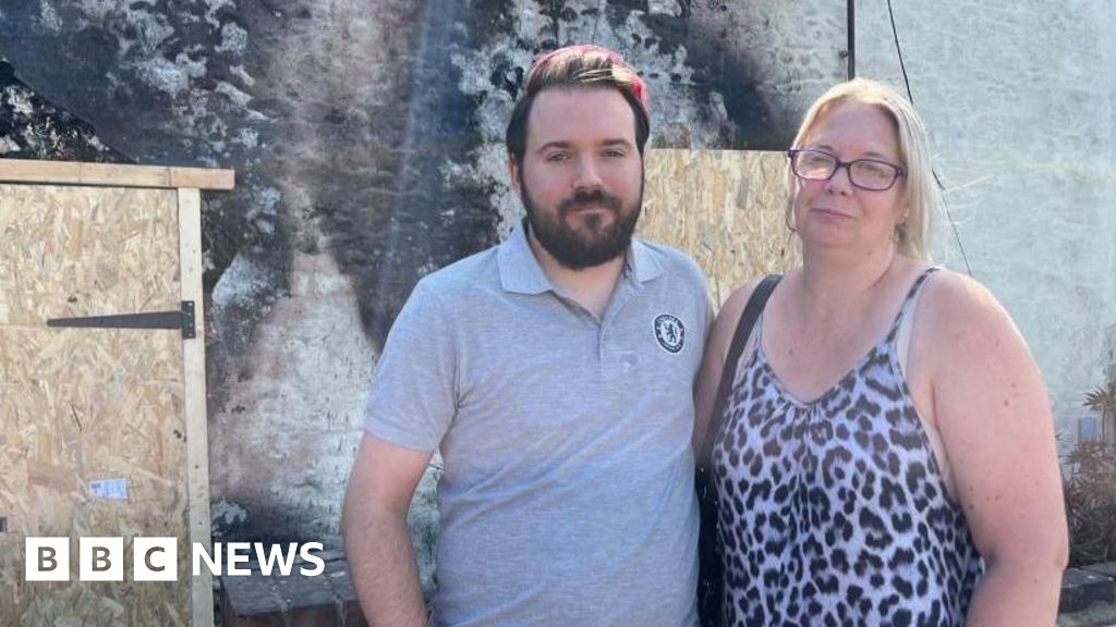 Caister-on-Sea house fire owners receive support from community - BBC News