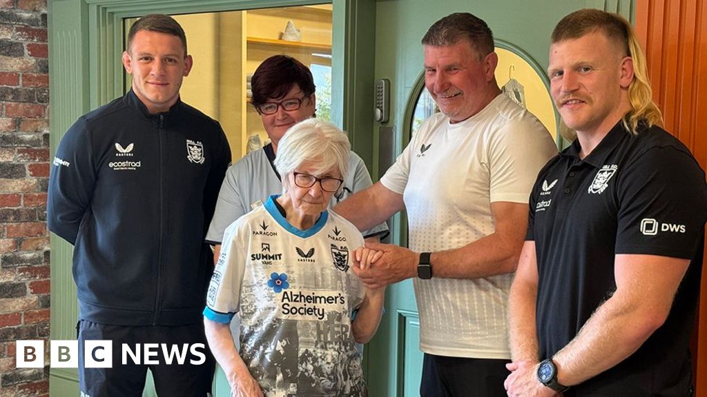Hull FC rugby shirt raises funds for Alzheimer’s Society - BBC News
