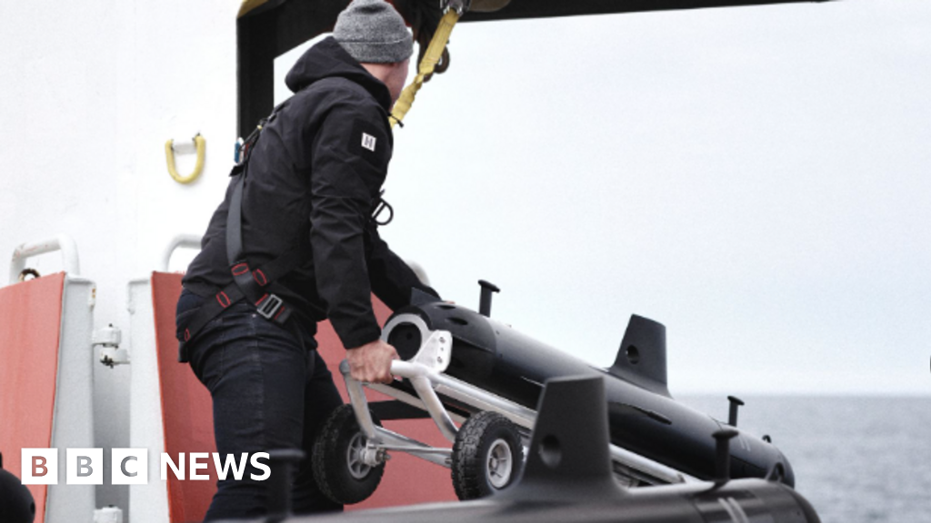 Mini submarine factory to surface in Plymouth - BBC News