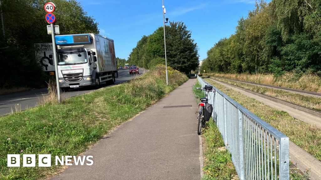 Luton busway: Man dies after being hit by bus - BBC News