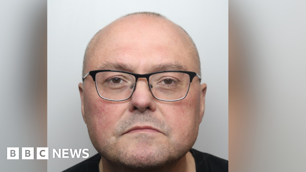 Sheffield teacher Simon Murch jailed for raping girl,12 - BBC News