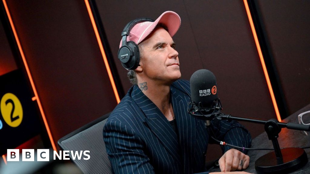 Robbie Williams' career advice for his daughter - BBC News