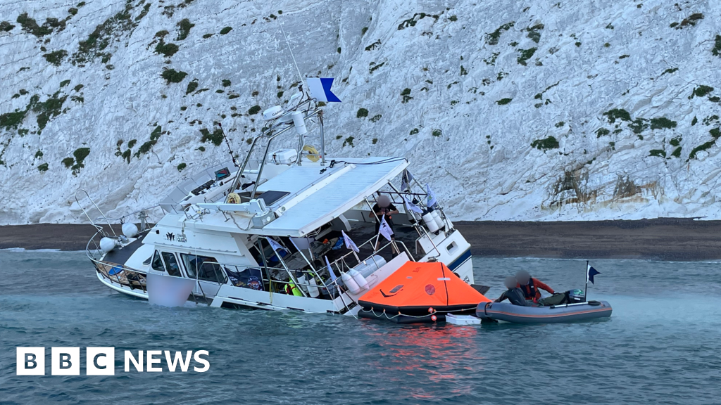 Isle of Wight: Charity swimmers' support boat struck wreck - BBC News