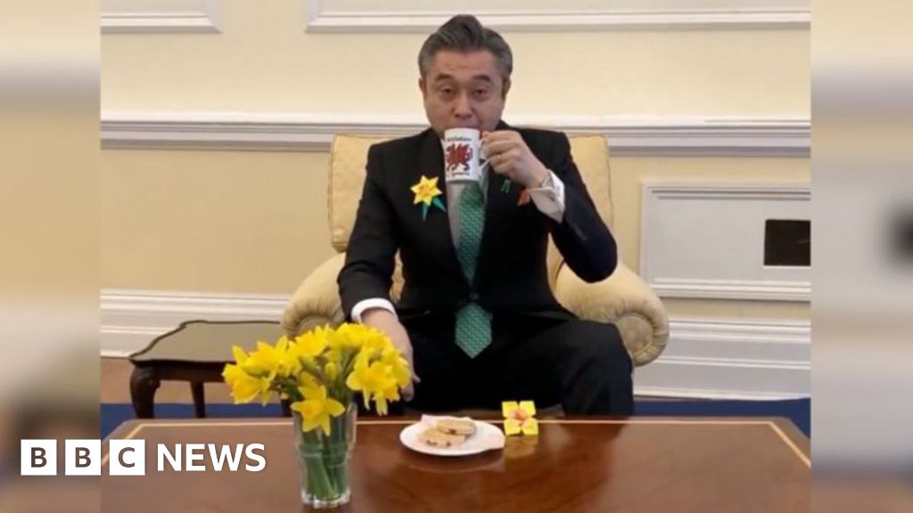 St David's Day: Japanese ambassador celebrates with Welsh cake - BBC News