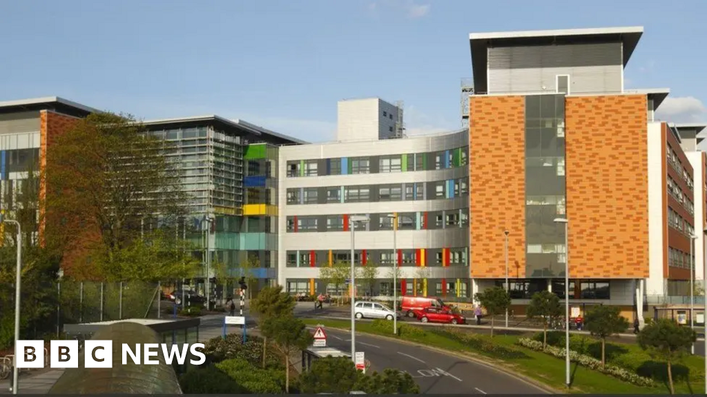 Portsmouth: Nurse who asked for patient's phone number suspended - BBC News