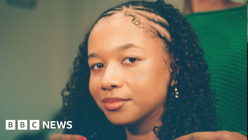 Nigerian photographer's iconic 'Hairstyles' series - BBC News