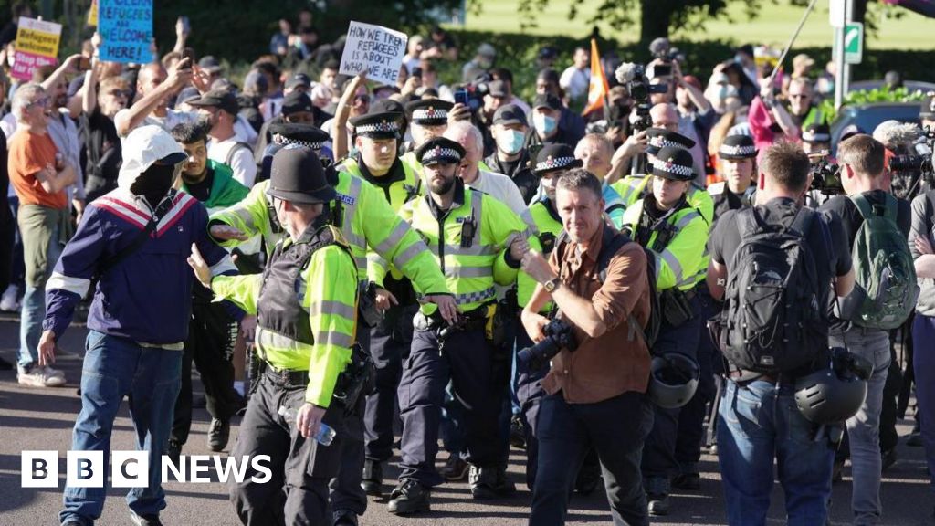 Crawley demonstration passes peacefully outside hotel, say police - BBC ...