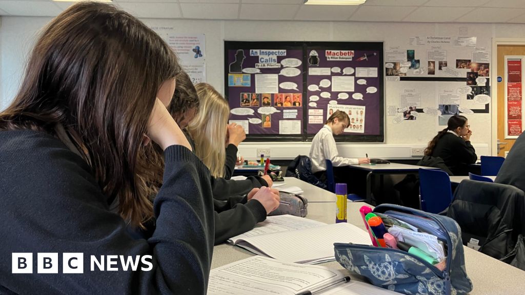 Act 'now or never' to hit 6,500 teachers target, report warns - BBC News