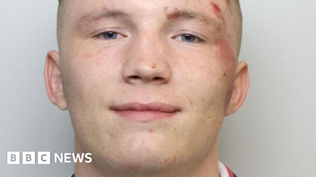 Leeds man has jail term doubled after burgling Bradford home - BBC News