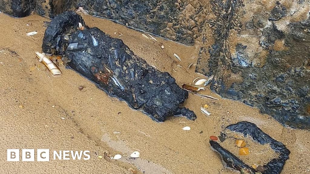 Unexploded bomb found on Lincolnshire beach - BBC News