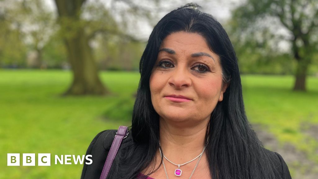 Woman disgusted at Hull park indecent exposure - BBC News