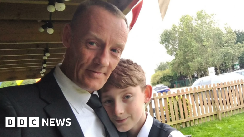 Ormskirk: Dad Lee Kervin killed in suspected hit-and-run on ride home - BBC News