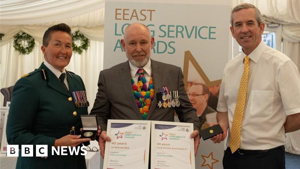 Essex paramedic honoured after 40 years service - BBC News