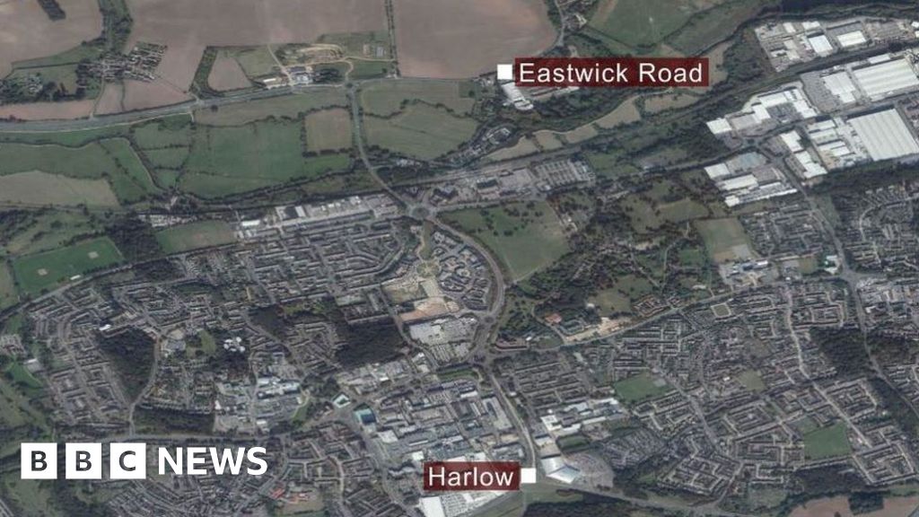 Girls, 13, rescued from waist-deep mud near Harlow - BBC News