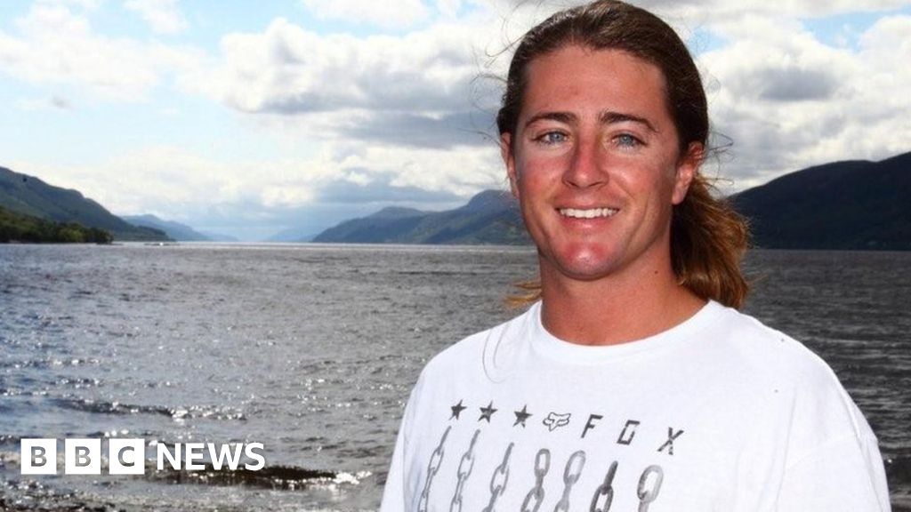 Wave action: US wakeboarder takes to Scottish lochs - BBC News