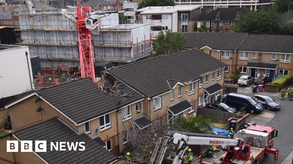Bow crane collapse: One dead and four injured in crane collapse - BBC News