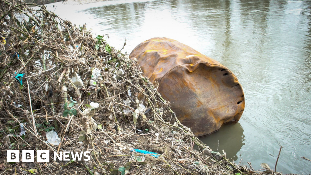 Flooding after Storm Dennis: Call for River Taff clean-up - BBC News