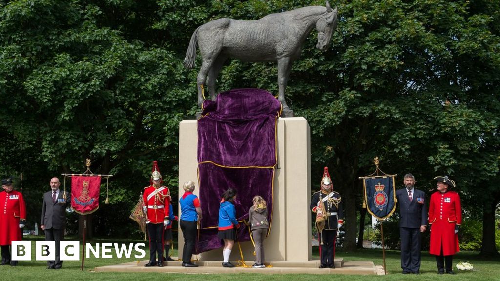 Ascot unveils war horse memorial to commemorate WW1