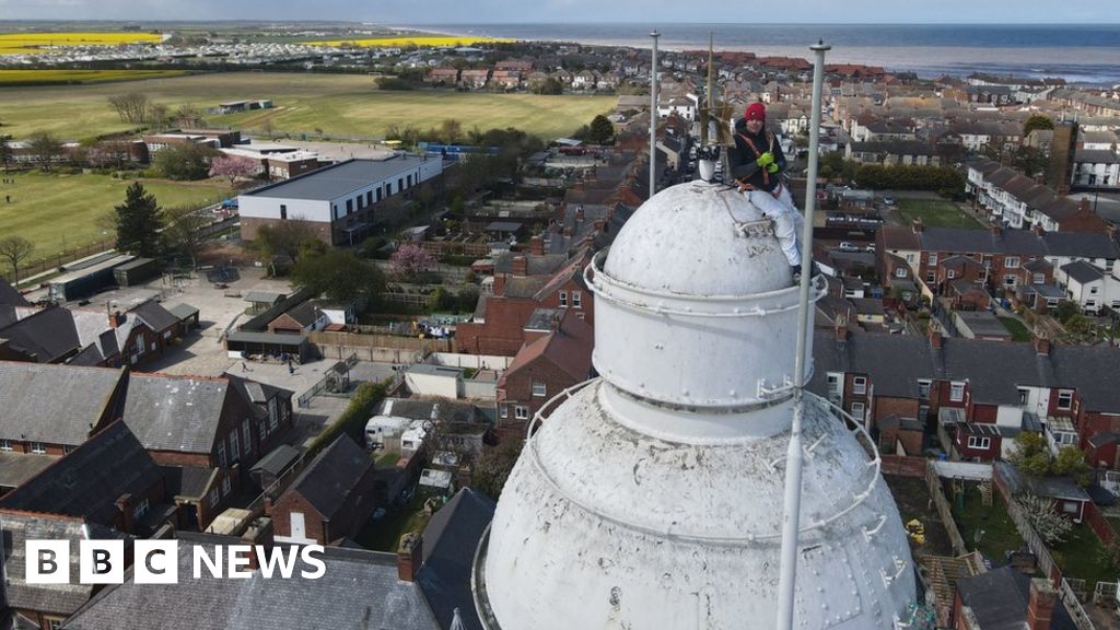 Withernsea Lighthouse: Drone snaps birdseye view of new paint job - BBC ...