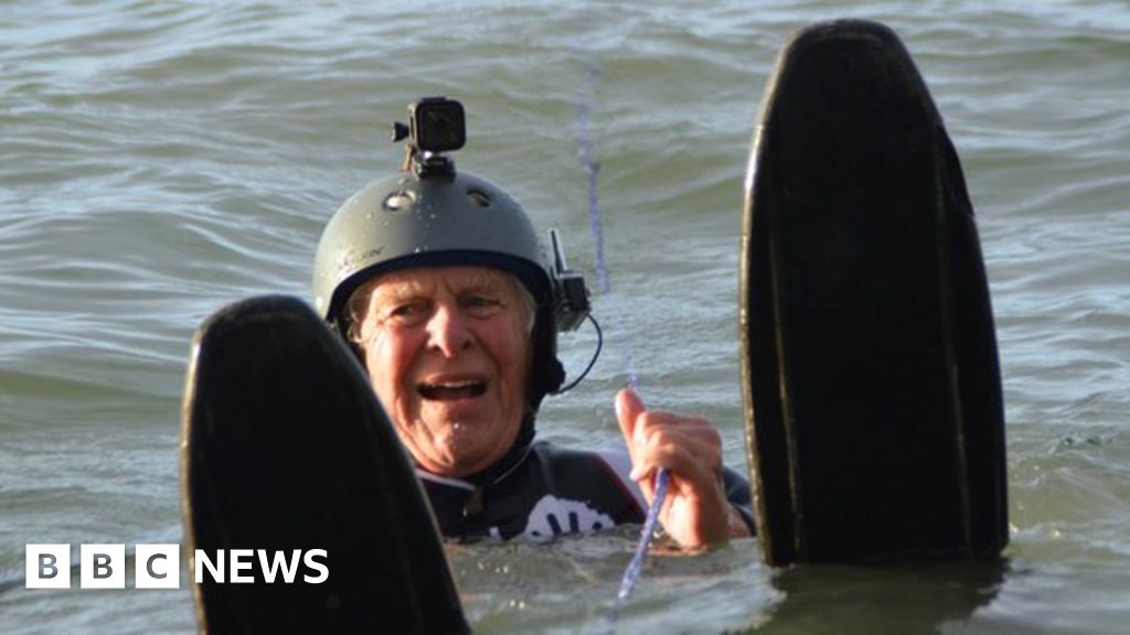 Man, 79, abandons English Channel water-ski record - BBC News