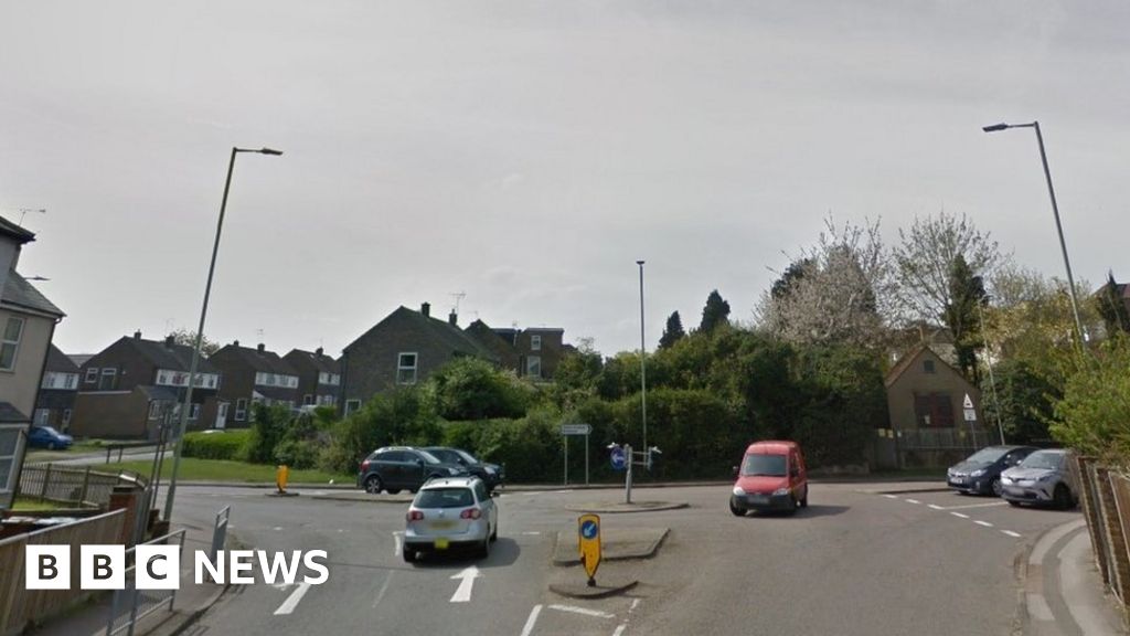 Abbots Langley: Woman dies more than two weeks after road crash