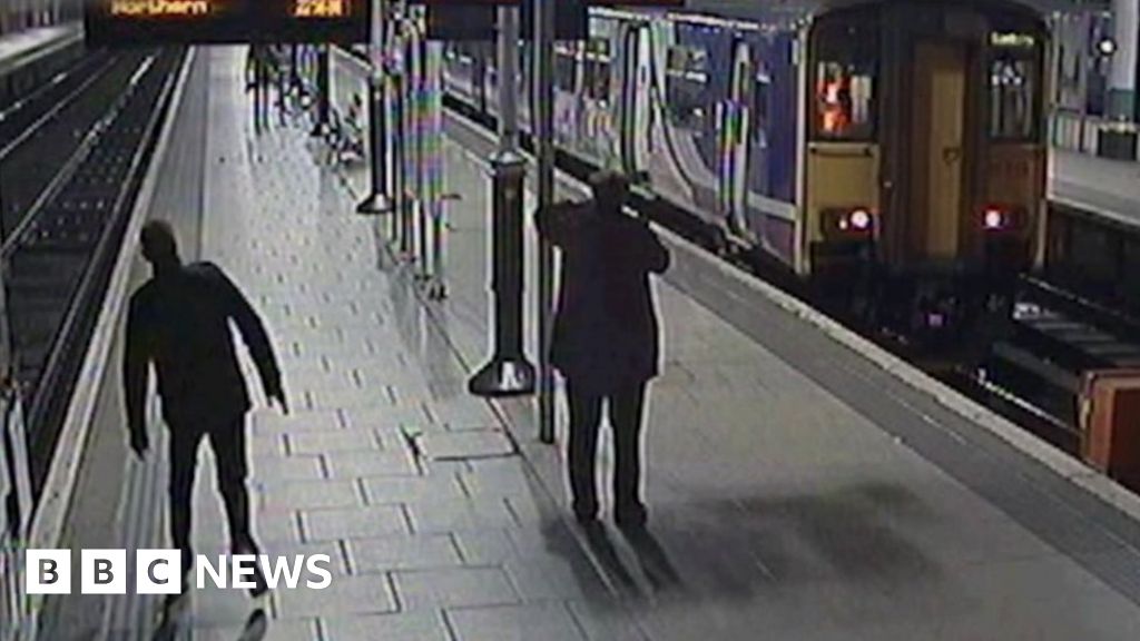 Festive drunk passengers 'risk death on railway' - BBC News