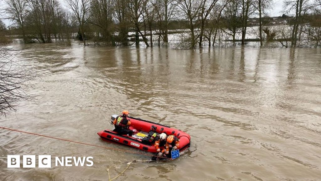 Worcester floods: Man rescued from swollen River Severn - BBC News