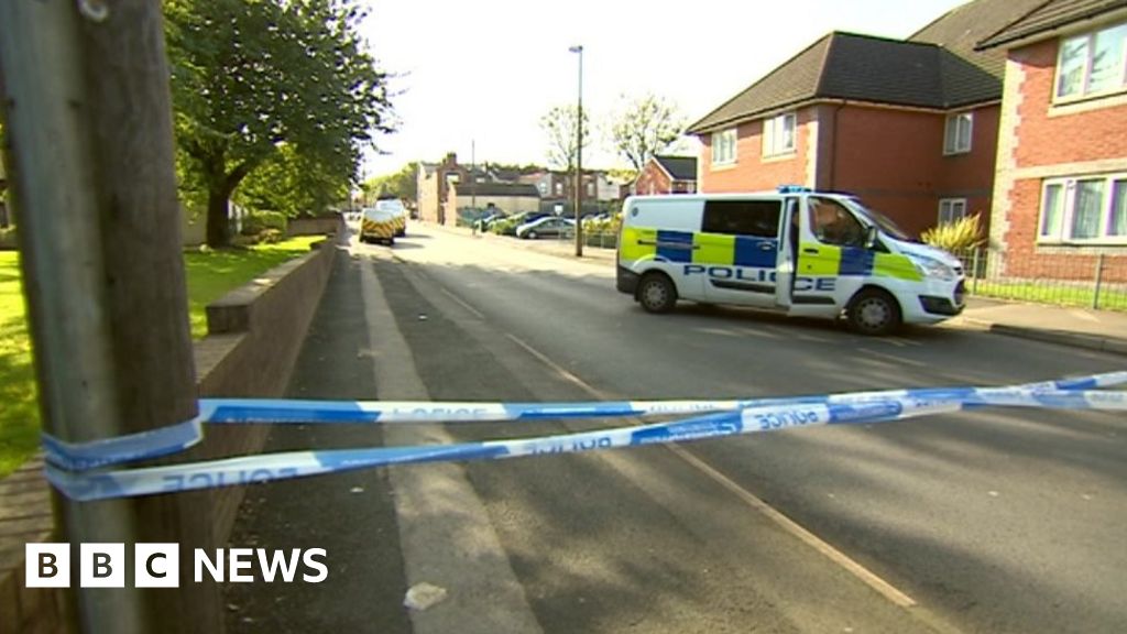 Smethwick drive-by shooting leaves man seriously injured - BBC News