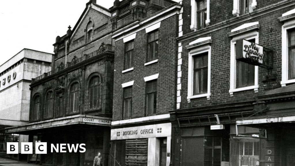 Wigan Royal Court theatre to be restored to 'former glory' - BBC News