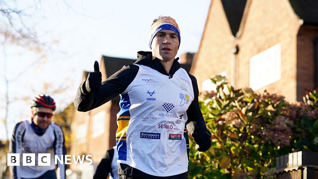 Kevin Sinfield: Rugby league star's 300-mile challenge for MND - BBC News